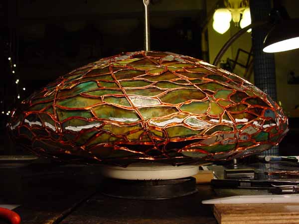 The making of Tiffany Lamps using manufacturing methodes of Tiffany ...